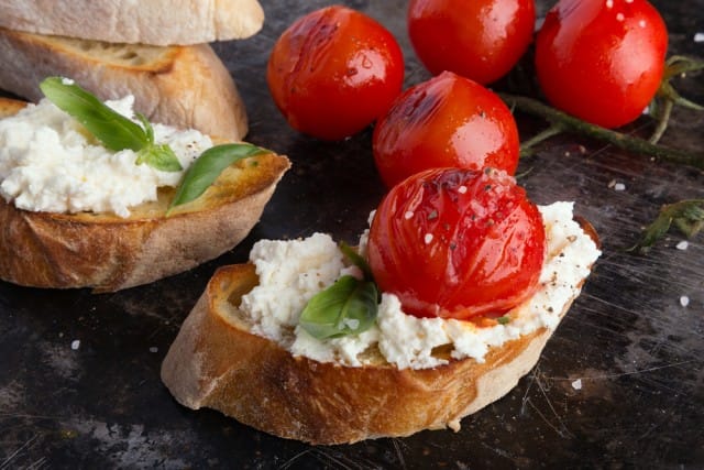 Djathë feta i bërë në shtëpi. Perfekt për recetat e verës - Neps.al