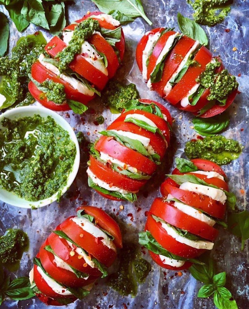 Domate kapreze me pesto. Akoma më të shijshme nga sa duken! - Neps.al