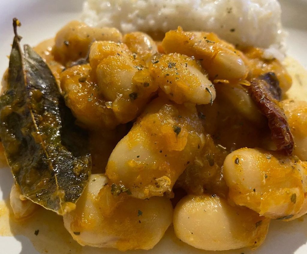 Si të gatuajmë fasulet pllaqi me recetën e Blerina Bombaj - Neps.al