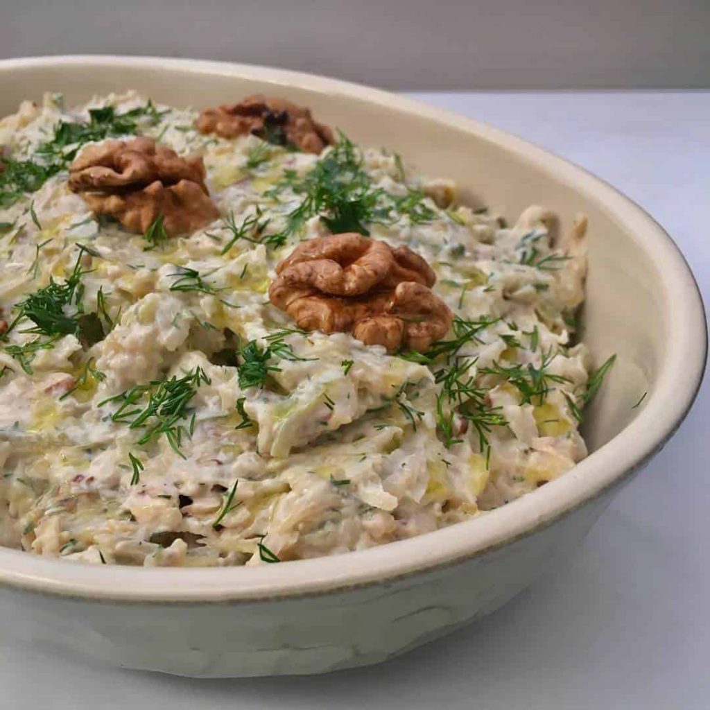 Sallatë e veçantë me spinaq, kos dhe hudhra - Neps.al