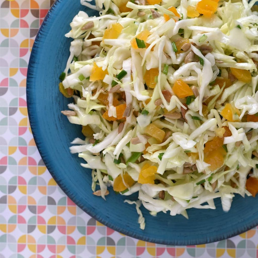 Sallatë me lakër të bardhë e portokall, idealja në këto ditë të ftohta ...