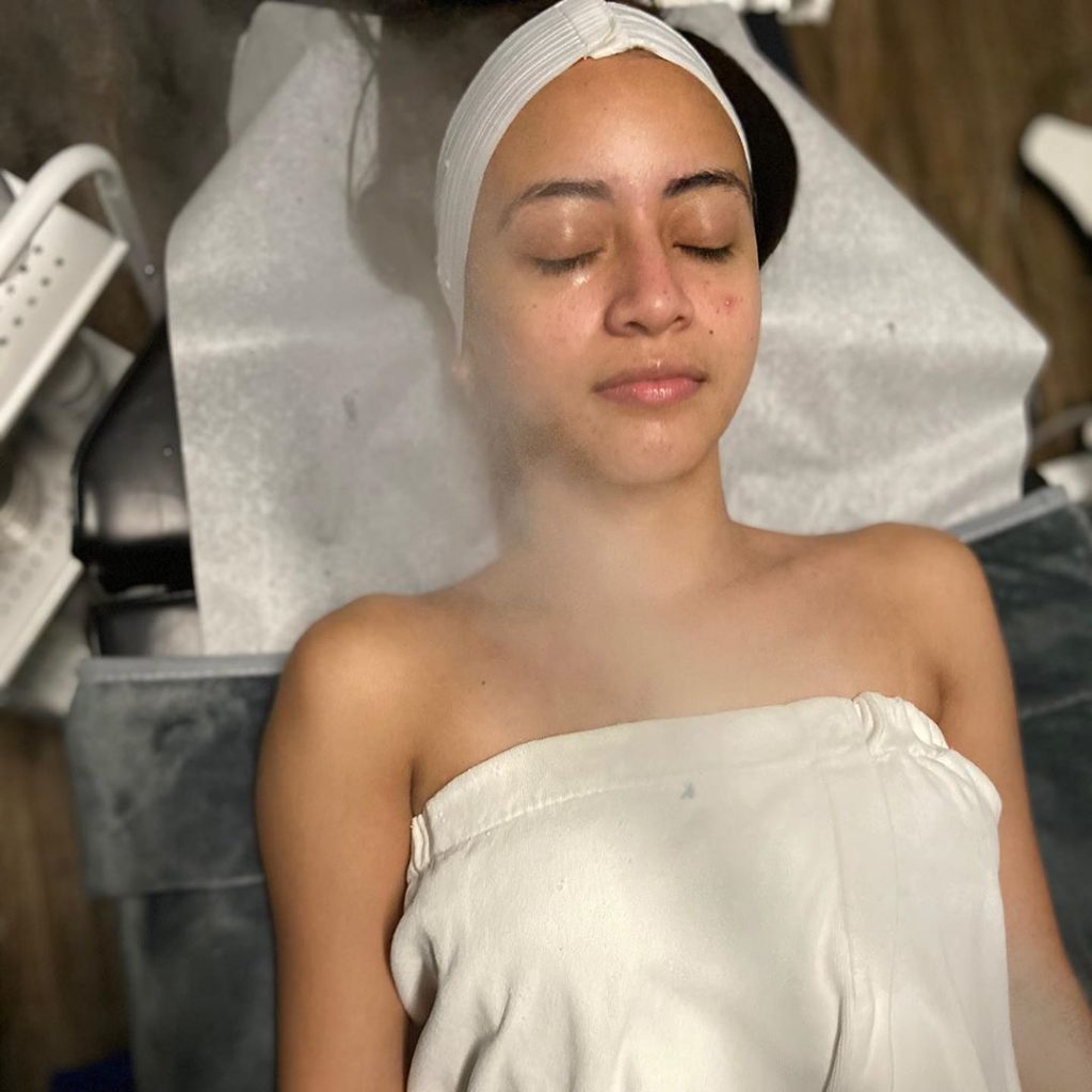 6 të mirat që i ndodhin fytyrës suaj nëse bëni avull 1 herë në javë ...