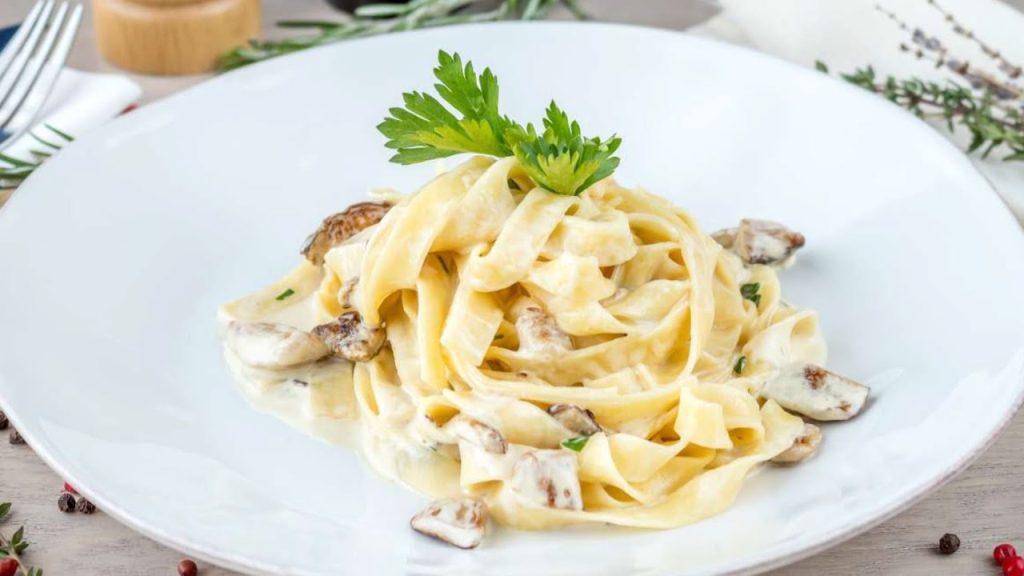 Tagliatelle me kërpudha dhe trumzë - Neps.al